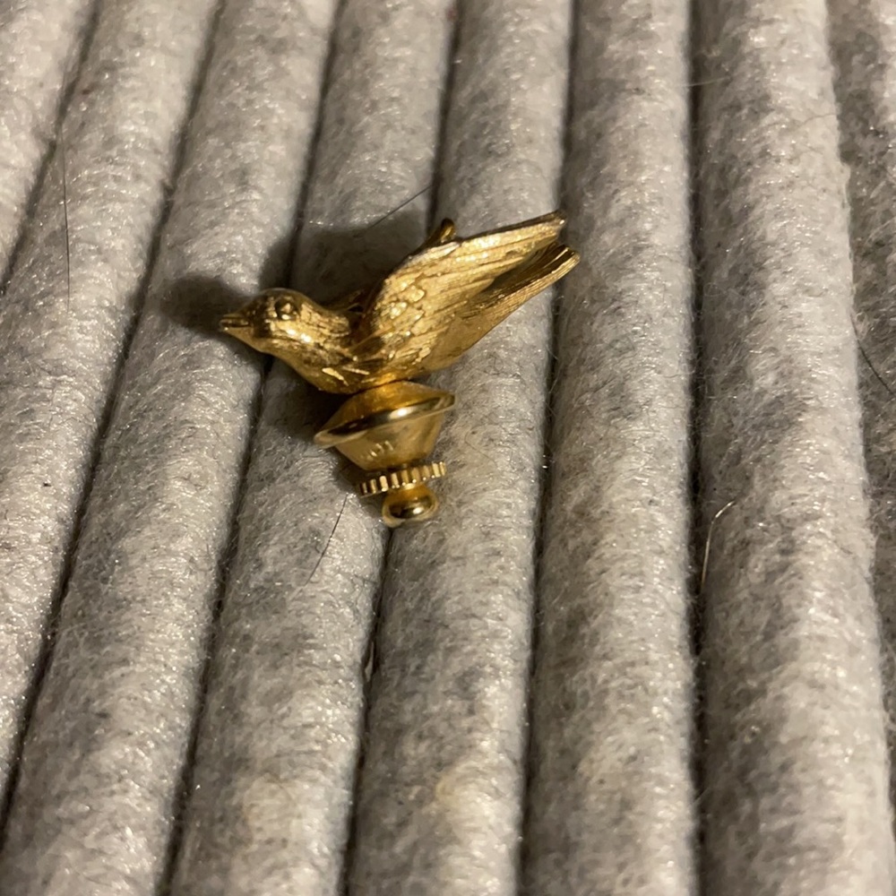Vintage Avon 1976 Gilded Bird In Flight Gold Tone Lap… - Gem
